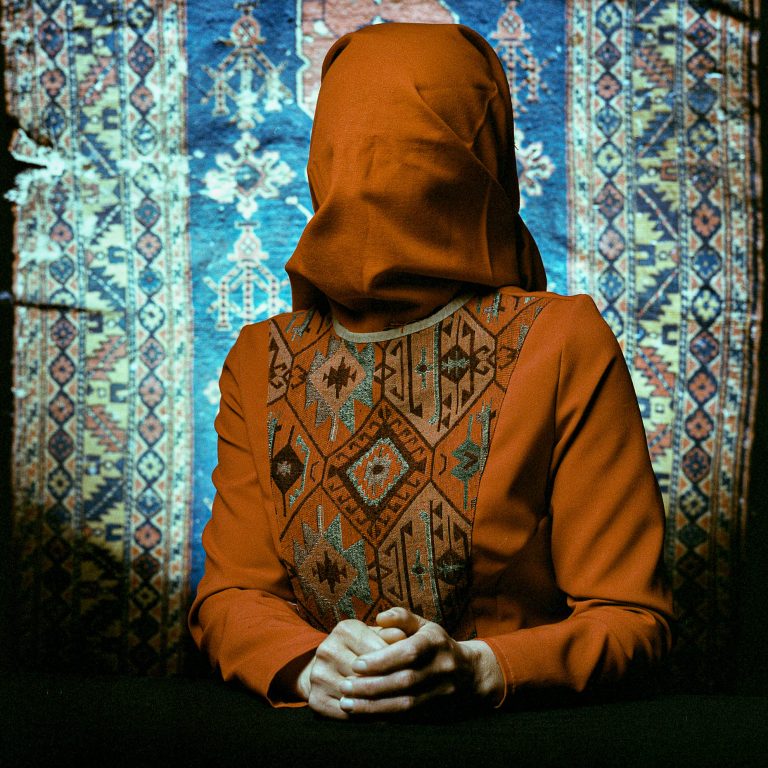 Nazik Armenakyan - Red Black White - Premio Internacional Luis Valtueña ...